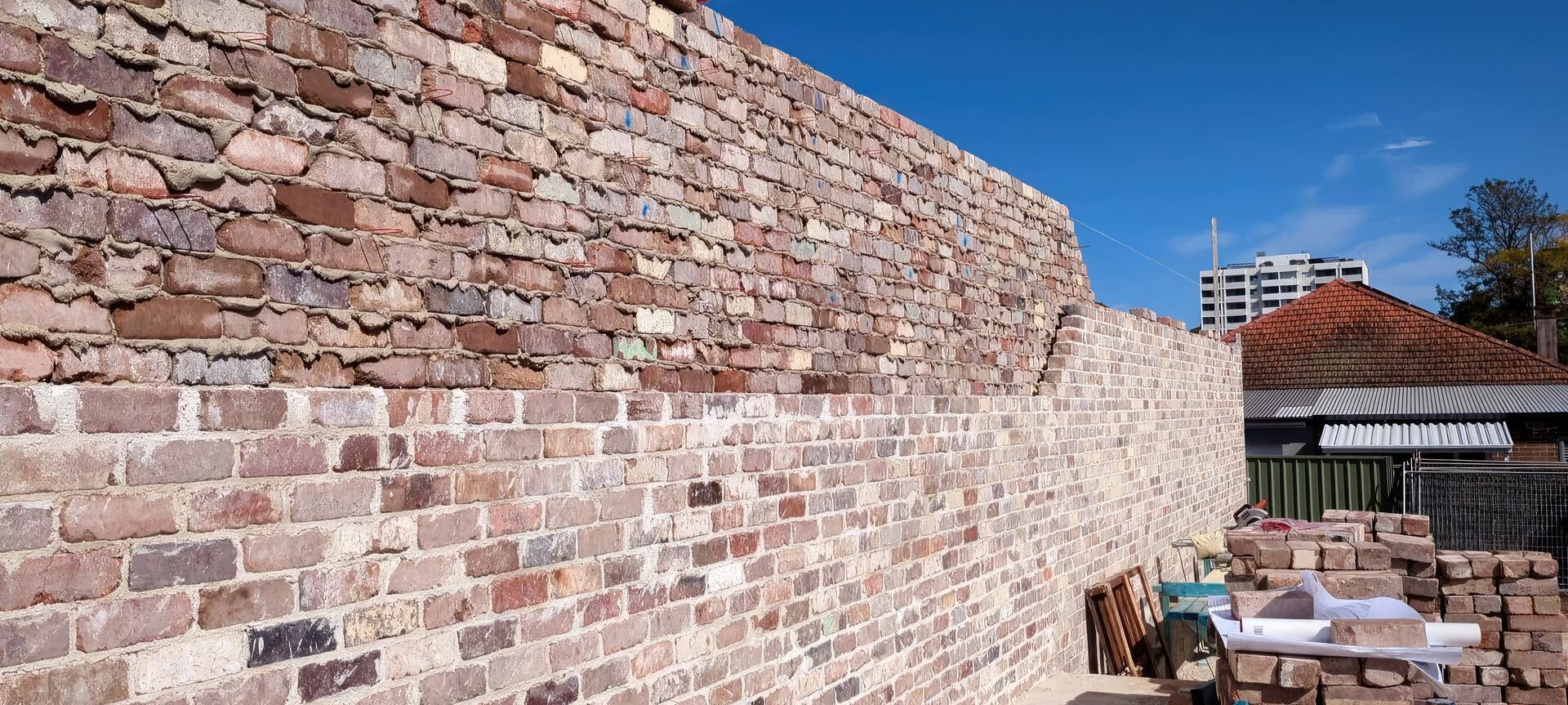 Brick Veneer vs Double Brick: The Ultimate Showdown (No Hard Hats Required)
