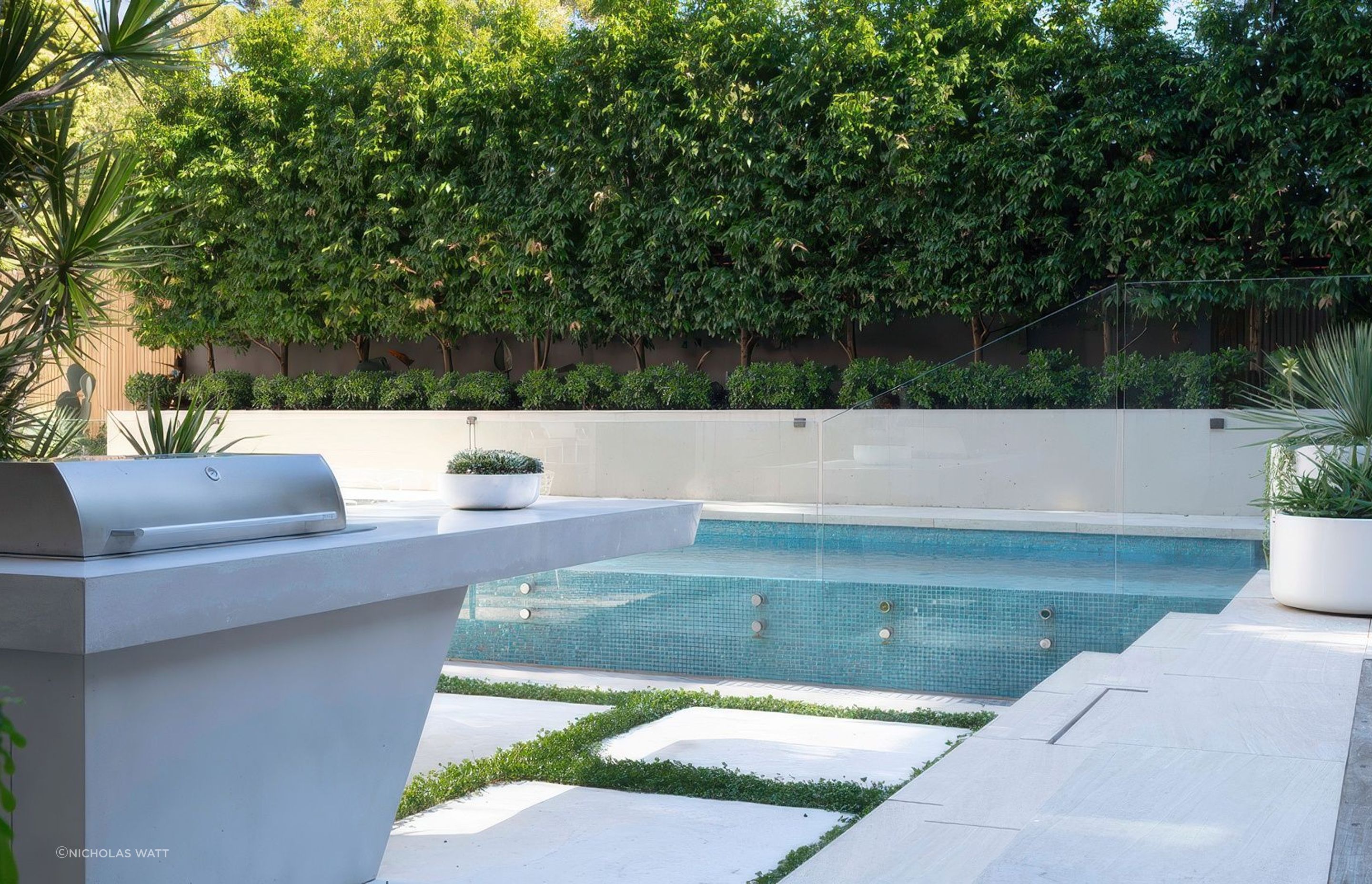 Tips to Style Your Poolside