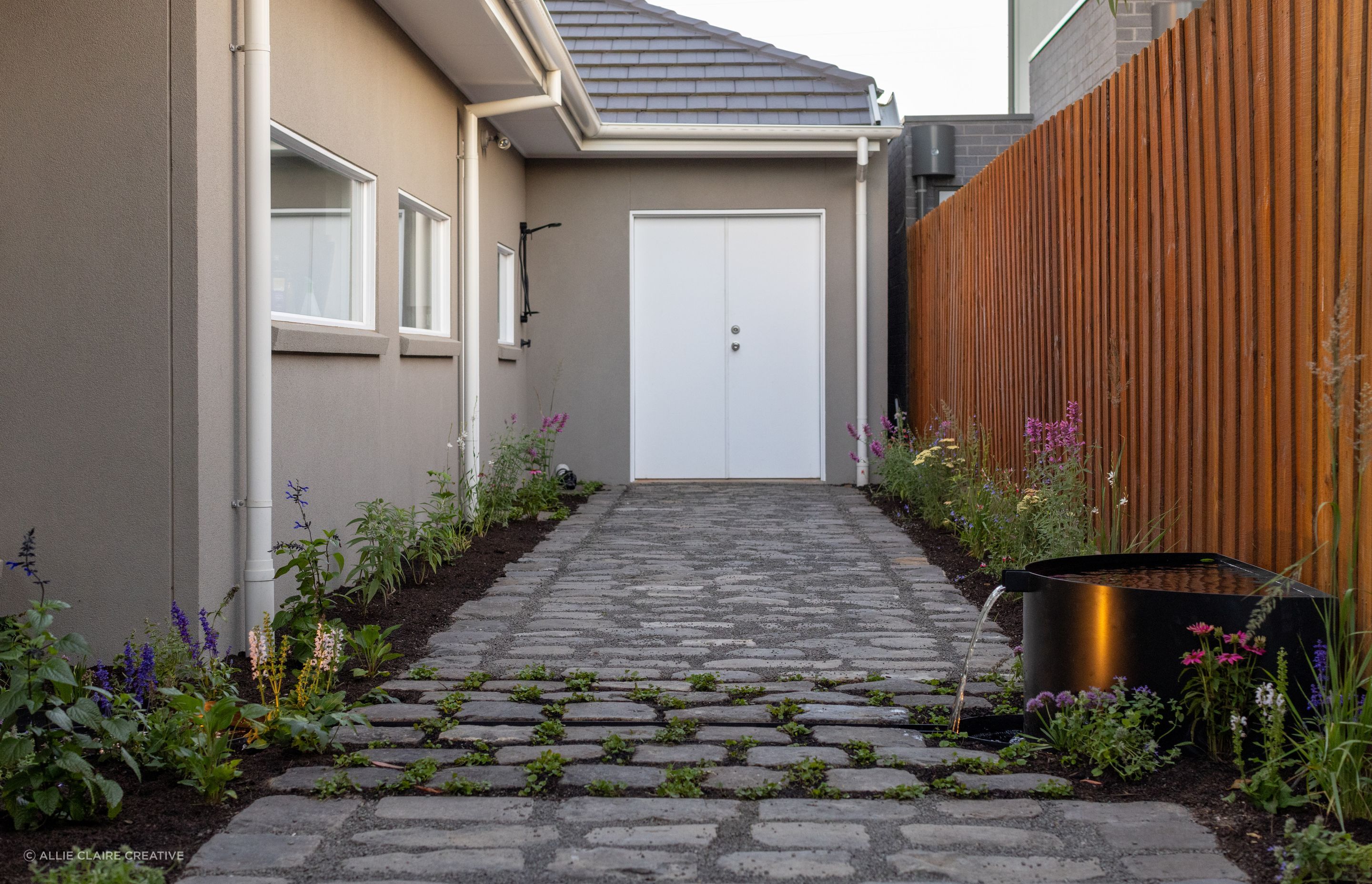 Coastal Cottage by Ashley James Gardens | ArchiPro AU