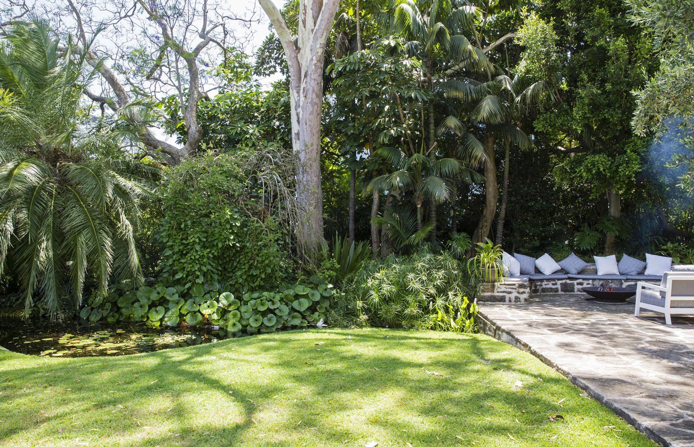 An Entertainer's Garden by Bates Landscape Construction | ArchiPro AU