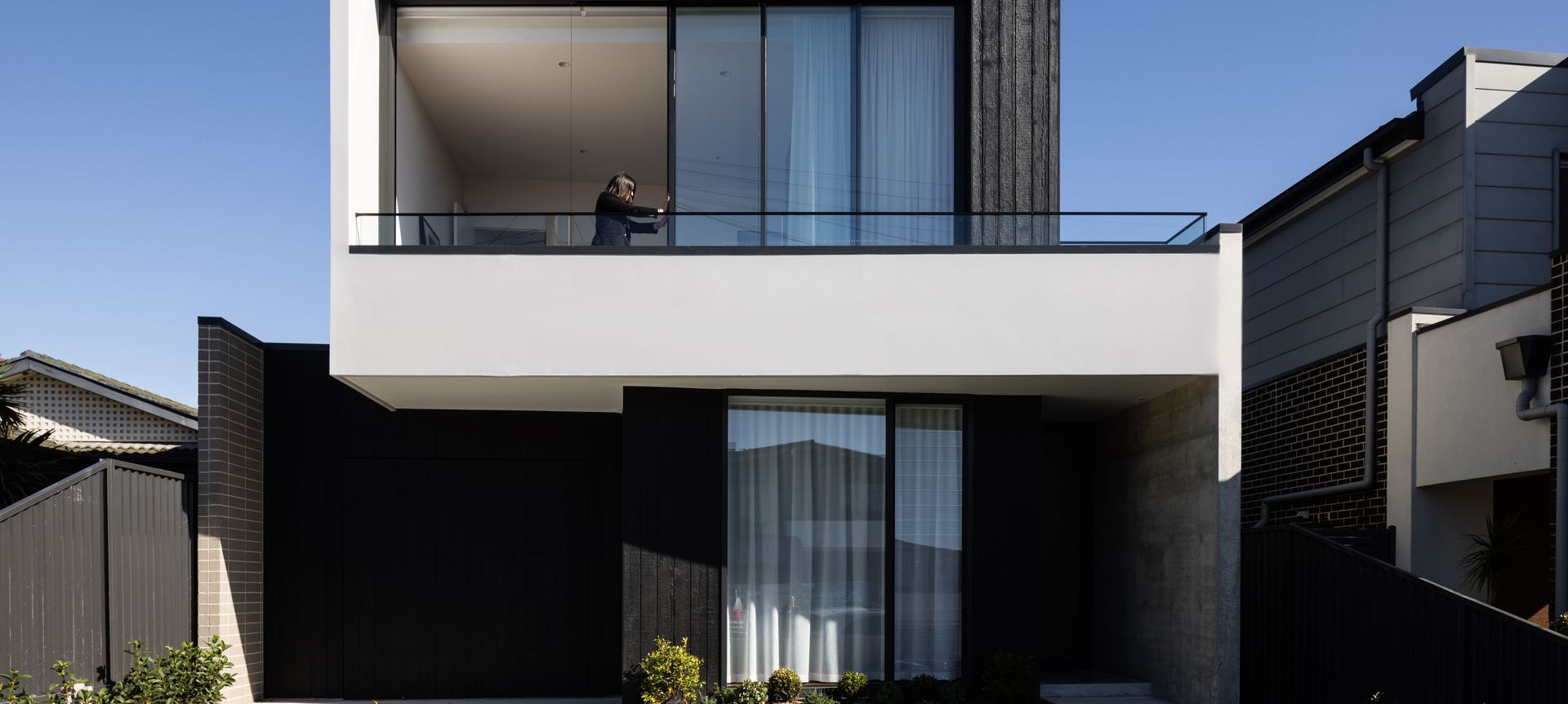 Compression and release create a dynamic abode on a compact site in ...