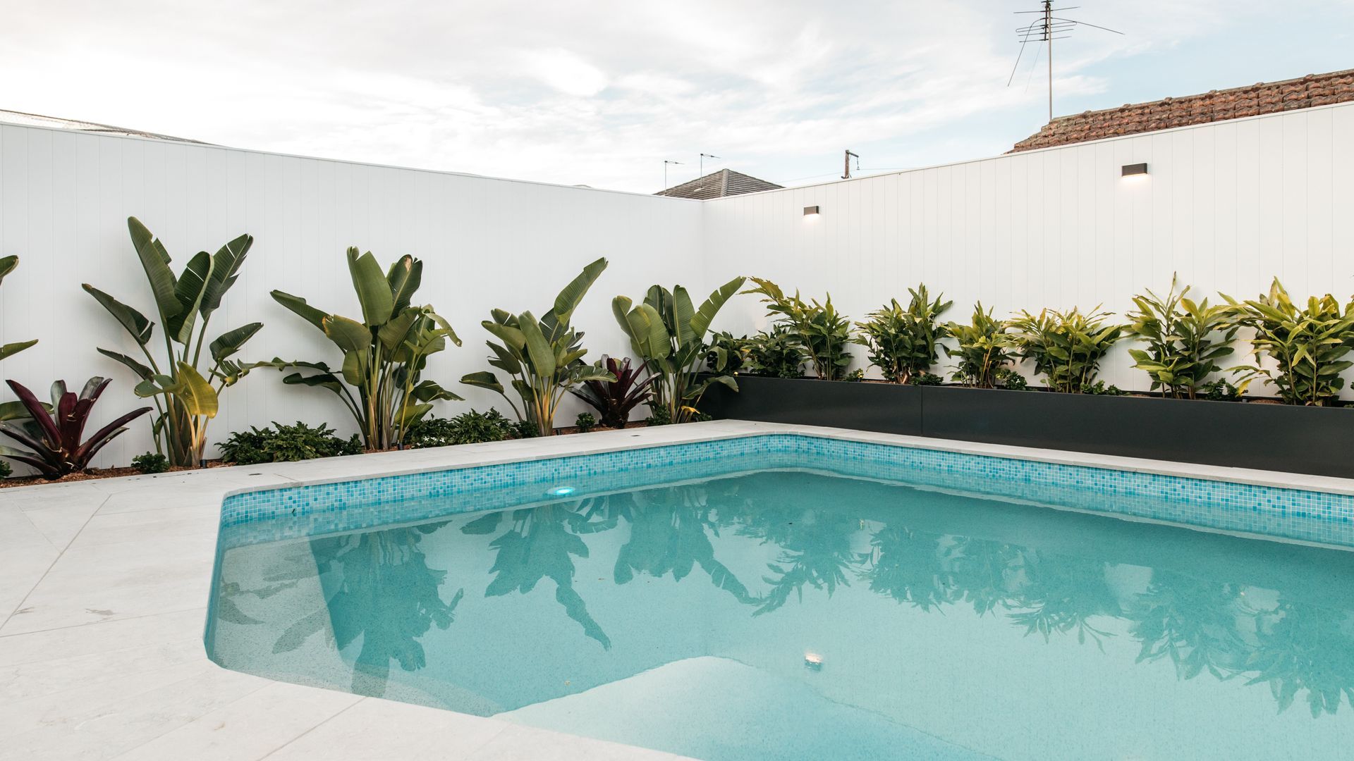 5 best practices to seamlessly integrate hidden pool covers