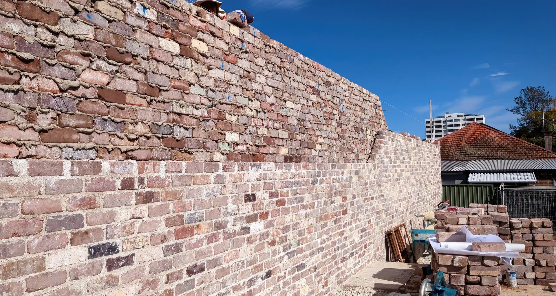 Brick Veneer vs Double Brick: The Ultimate Showdown (No Hard Hats Required)