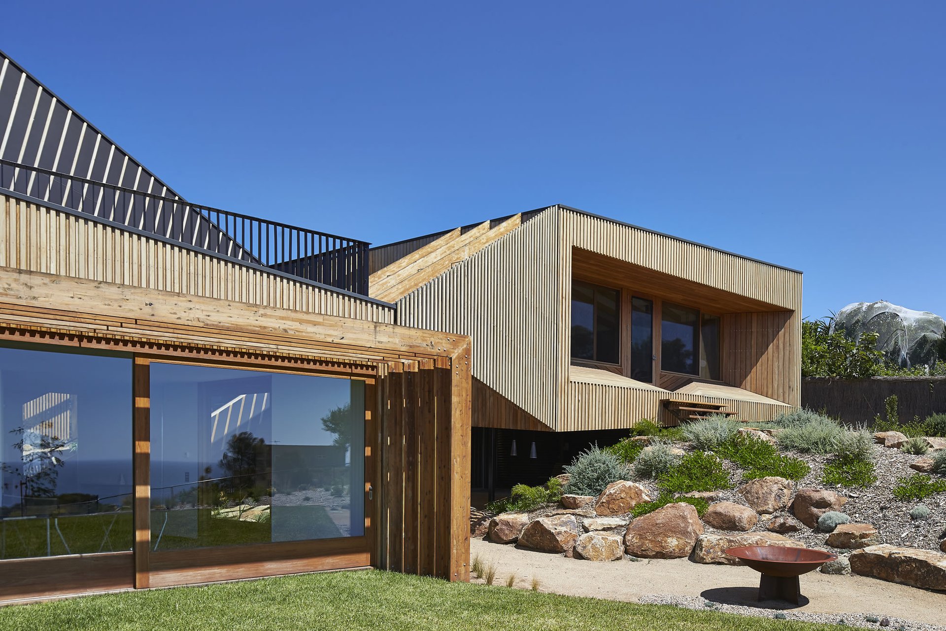 "Split House" - A Coastal Home by CUTEK® | ArchiPro AU